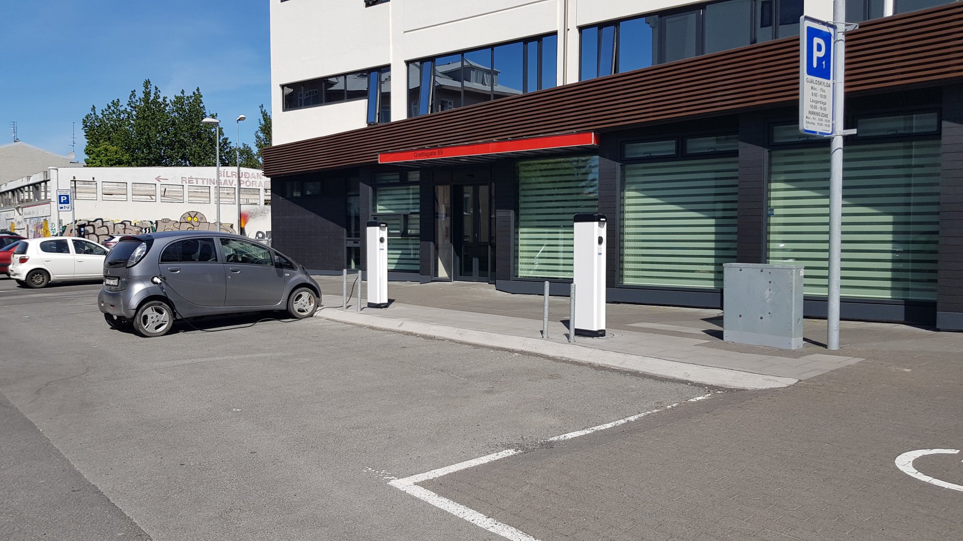 Hleðslustöðvar fyrir rafmagnsbíla við hús BSRB | BSRB